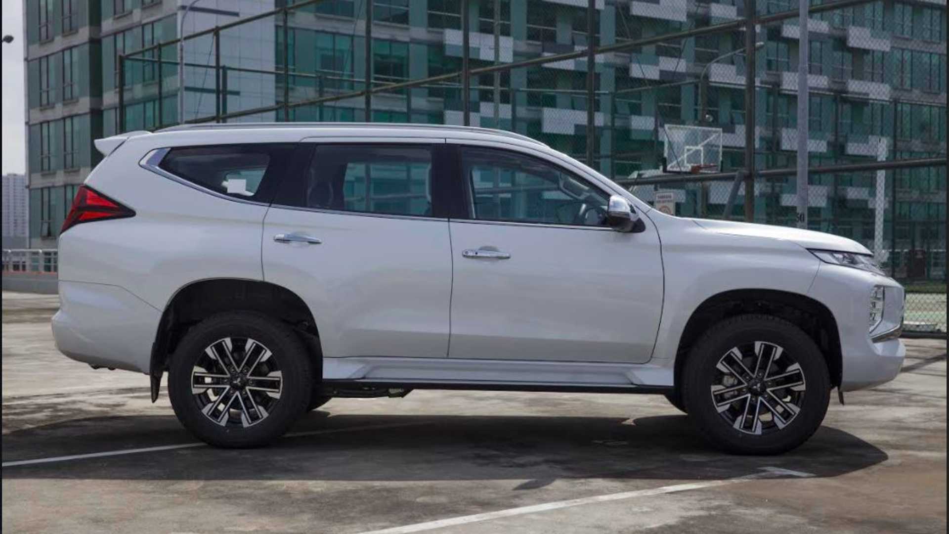 Mitsubishi Pajero Sport 2022 ra mắt với giá 796 triệu đồng, trang bị 'lấn át' Hyundai SantaFe 2021
